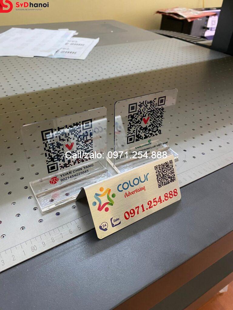 Bảng mica quét mã QR để bàn đế gỗ đẹp sang trọng giá rẻ
