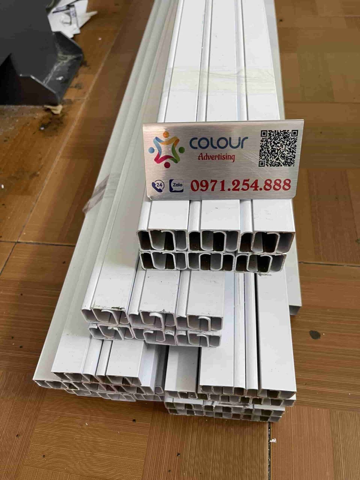 Thanh ray di dộng treo tranh, biển quảng cáo giá rẻ loại to giá gốc